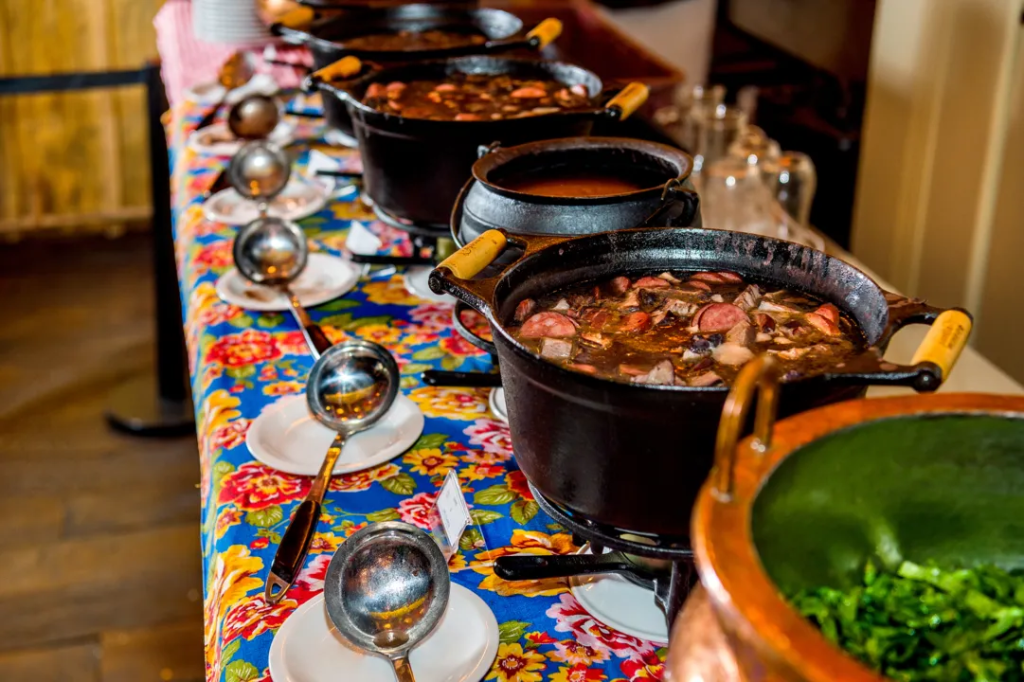 Tatu Bola oferece open bar de feijoada com samba por R$ 49 em Salvador