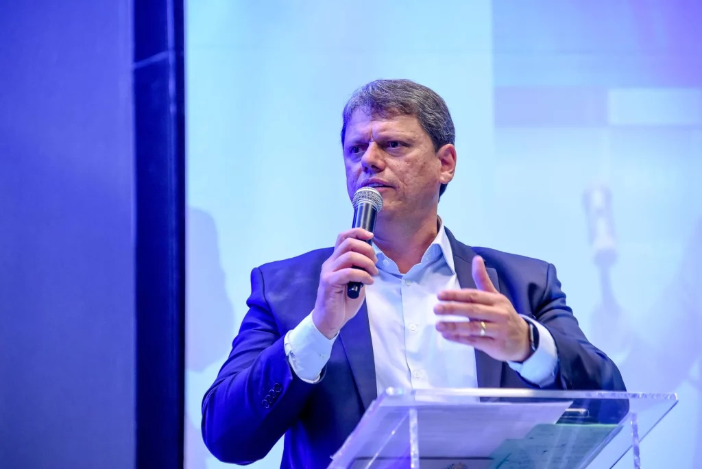 Tarcísio promete perdoar Bolsonaro como “primeiro ato” se for eleito ...